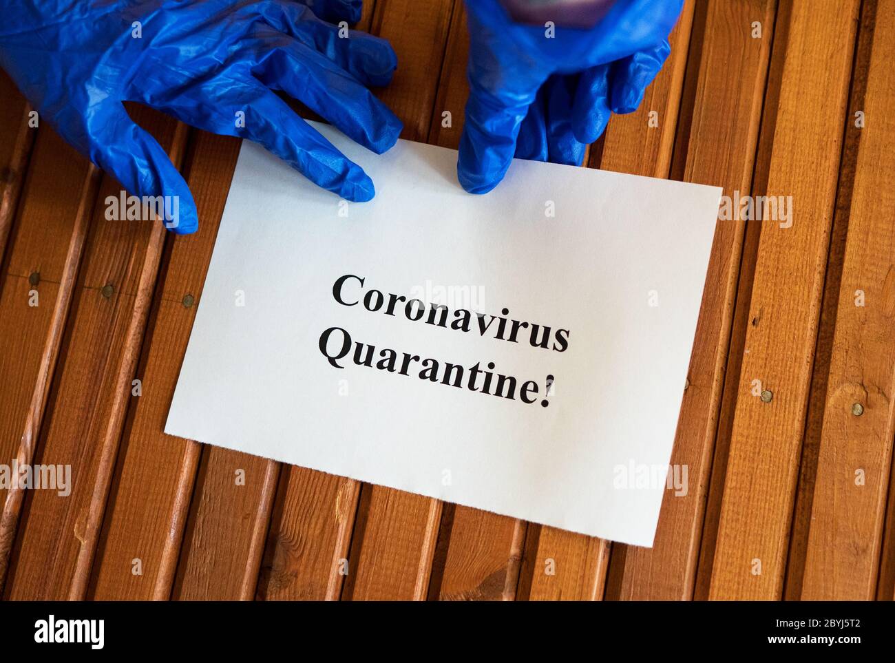 Coronavirus quarantine sign on the apartment door Stock Photo - Alamy