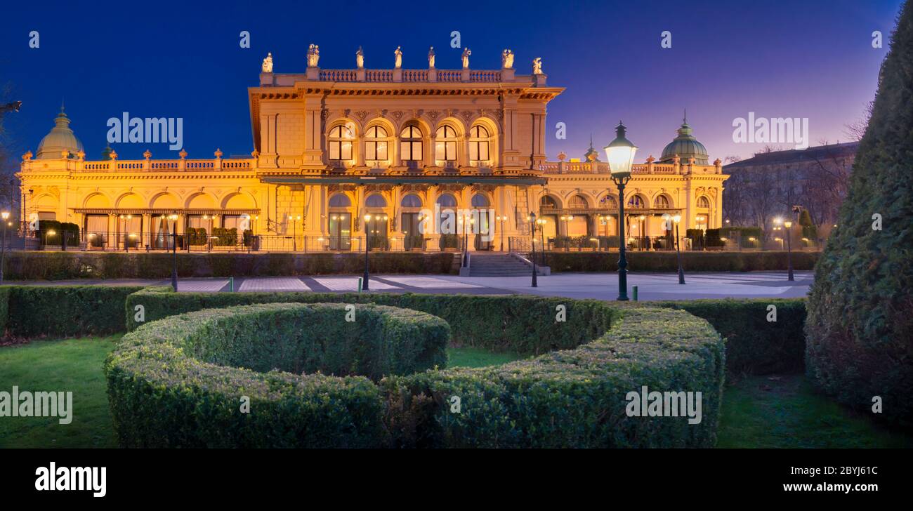 Historic Kursalon at dusk, at Stadtpark in Vienna, Austria Stock Photo - Alamy