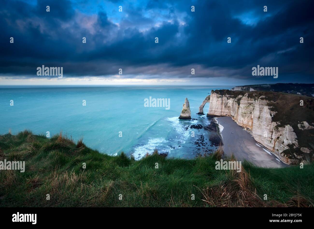 Cliffs in storm hi-res stock photography and images - Alamy