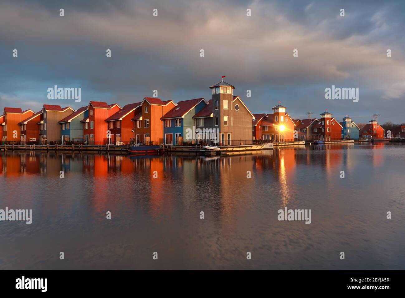 Buildings on water hi-res stock photography and images - Alamy