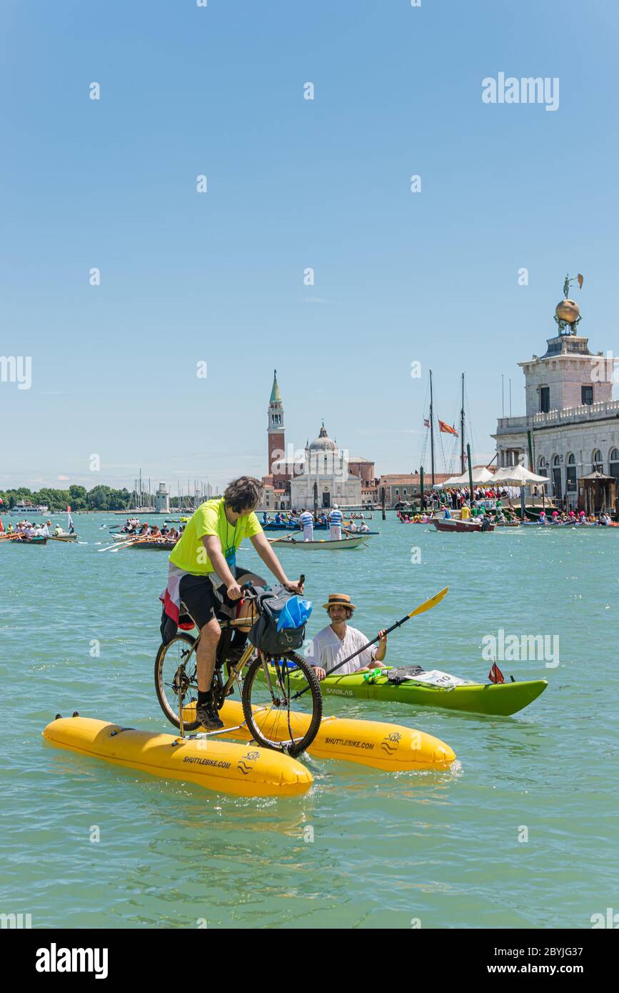 Venice, Italy - May 24, 2015: Annual Vogalonga Regatta, funny rowing ...