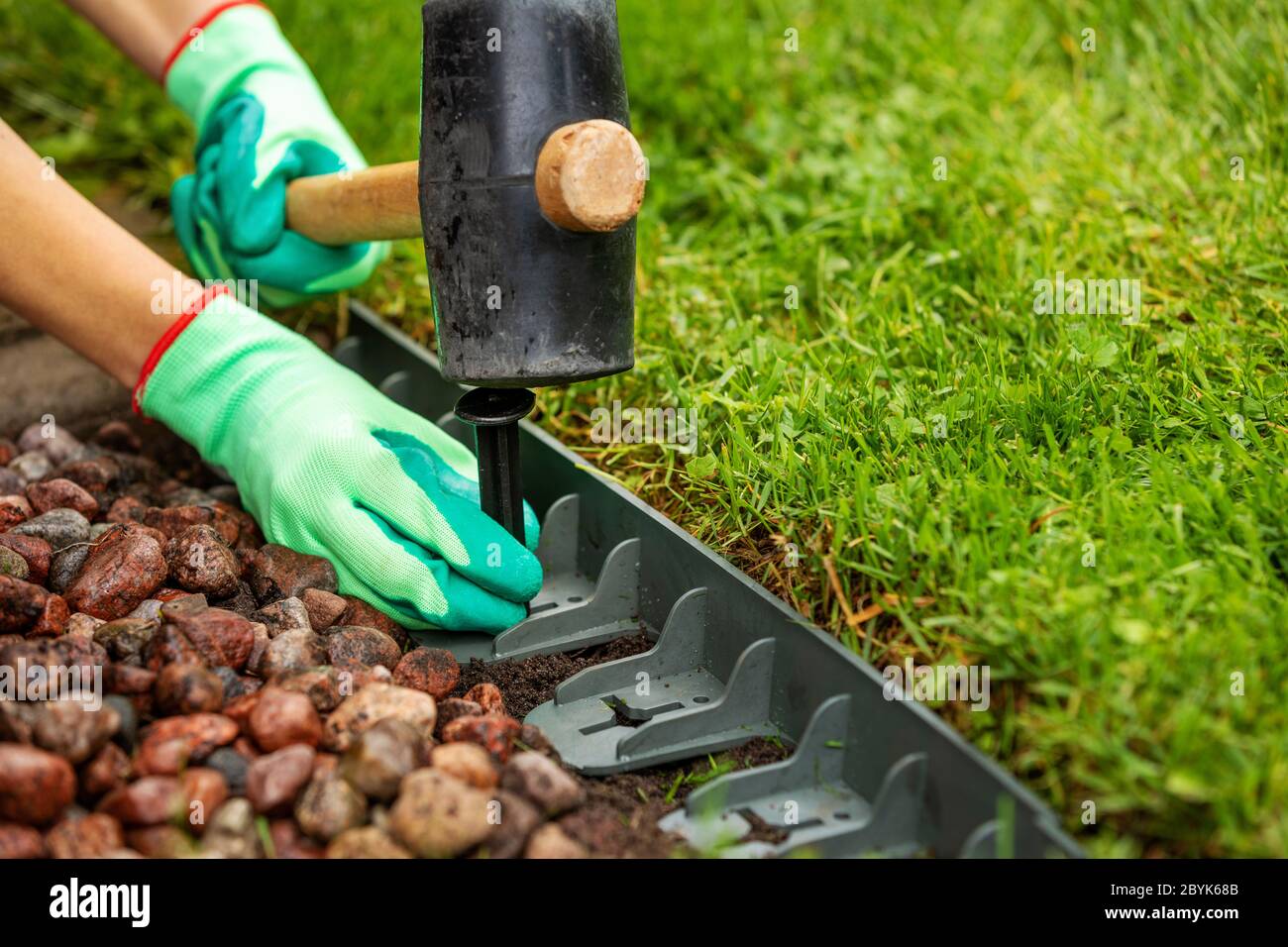 Edging garden hi-res stock photography and images - Alamy