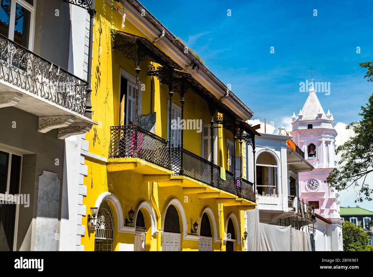 Spanish colonial house hi-res stock photography and images - Alamy