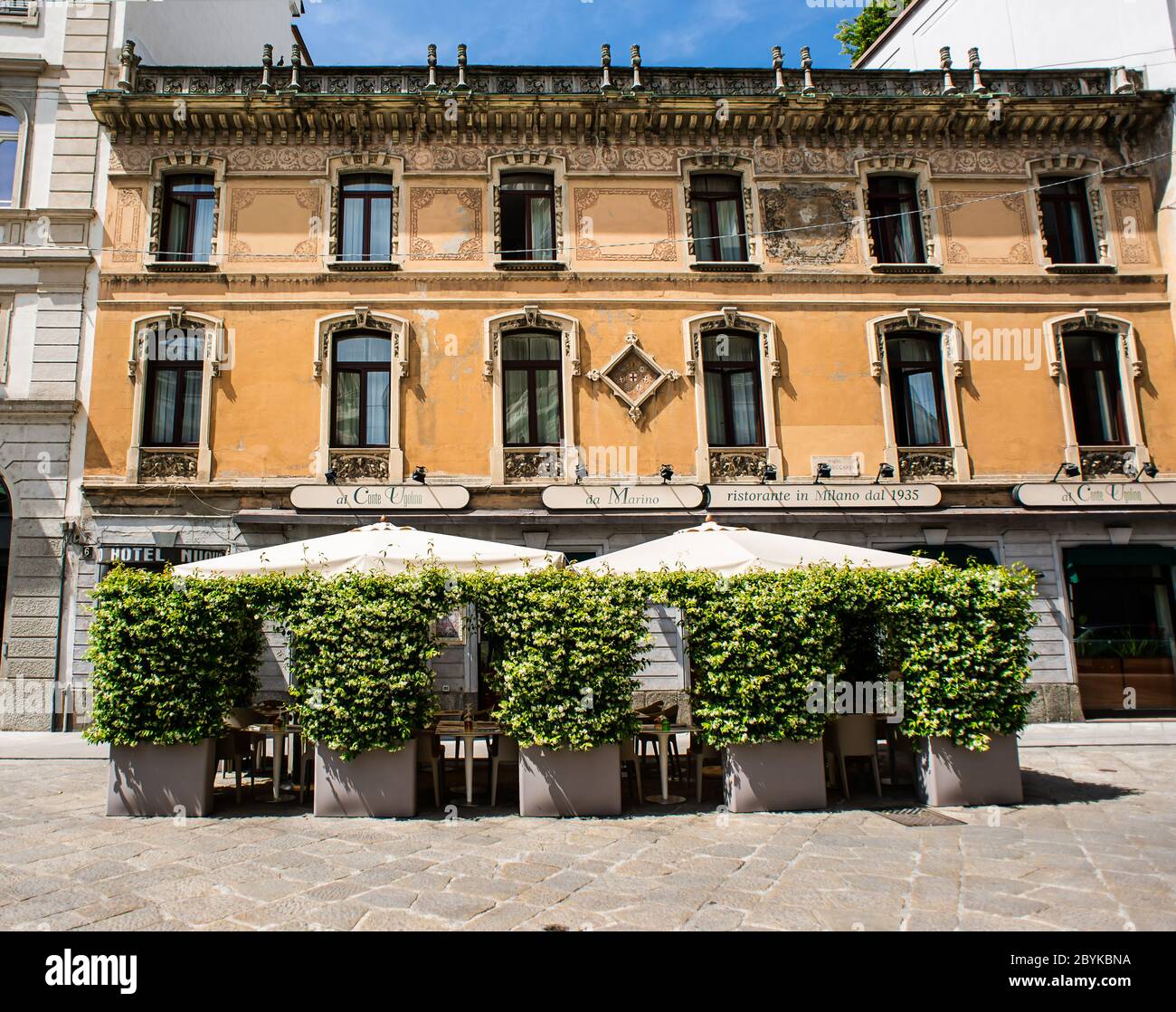 Milan street cafe hi-res stock photography and images - Alamy