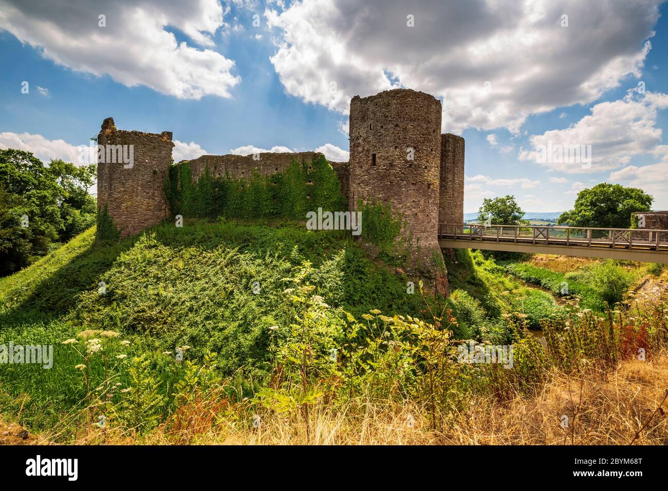 The moat with the bridge to the gatehouse of White Castle ...
