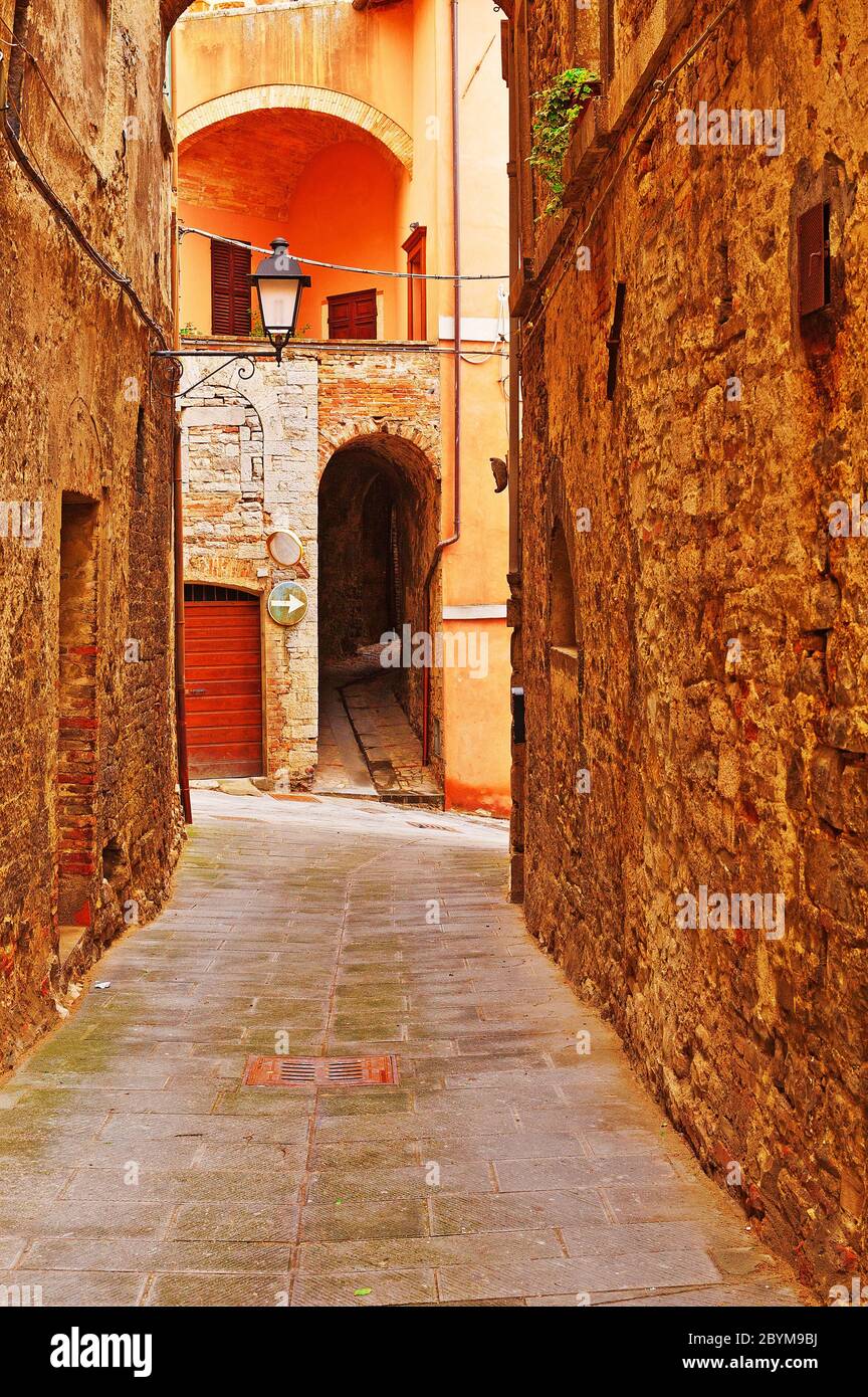 Archway residential buildings arch hi-res stock photography and images ...