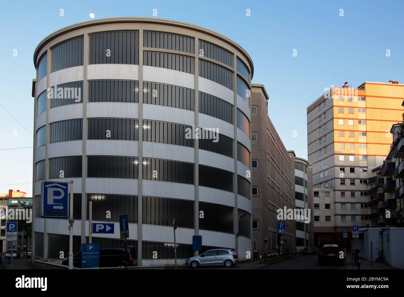 High rise parking garage hi-res stock photography and images - Alamy