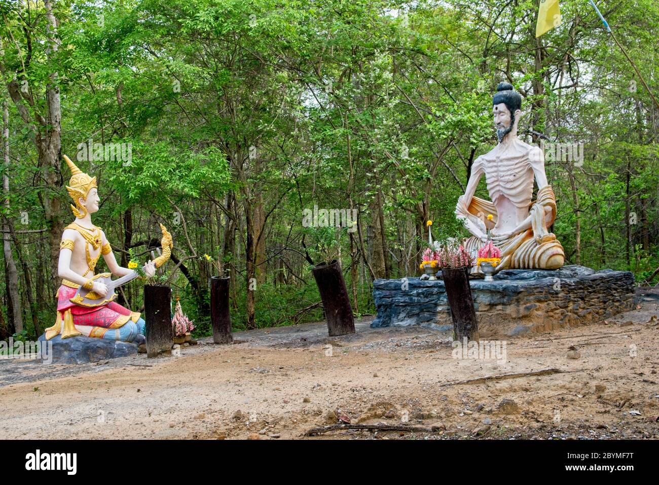 Buddha effigies at start of the Buddha story line trail Stock Photo - Alamy