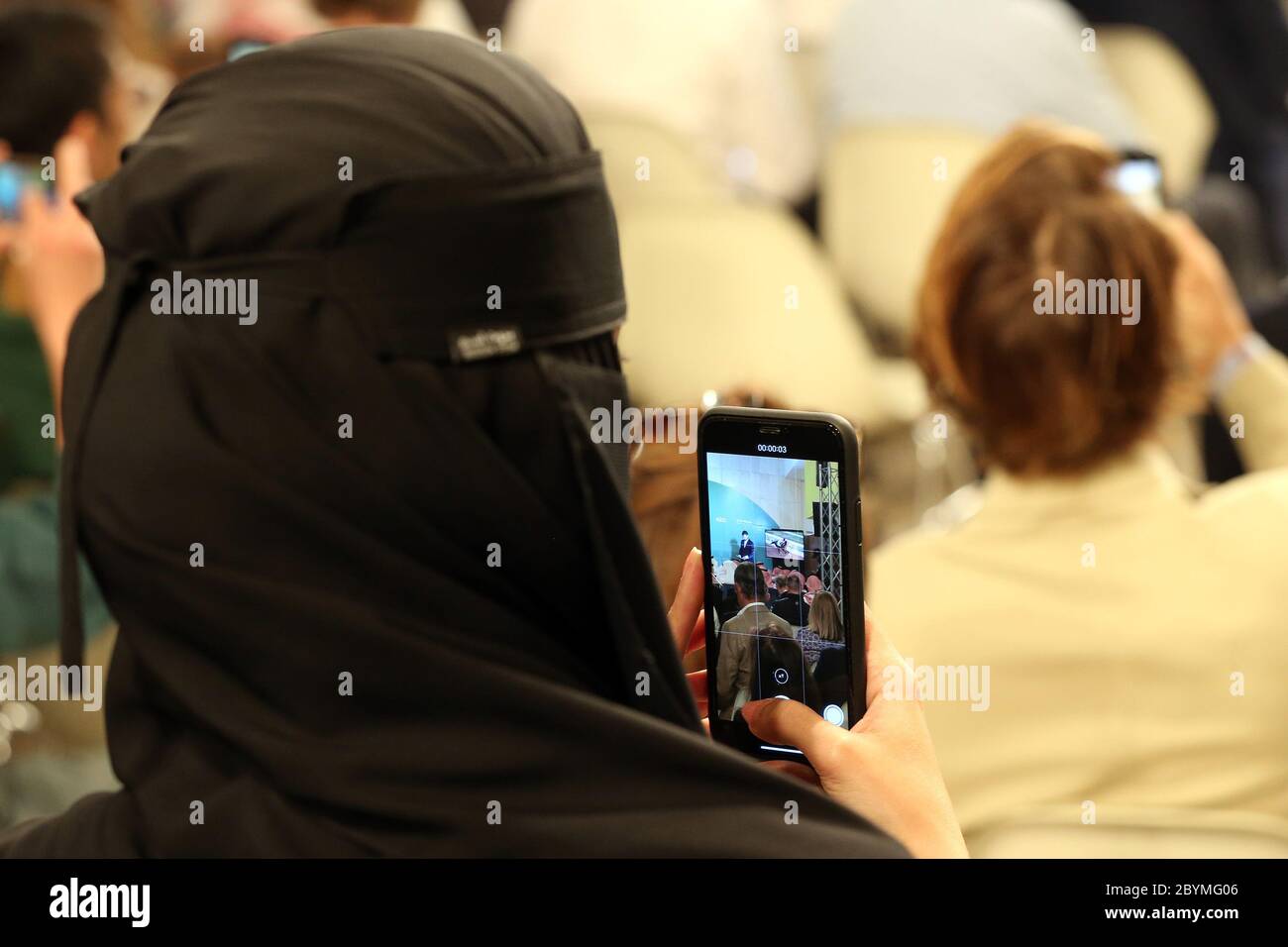 Saudi arabia woman hi-res stock photography and images - Alamy