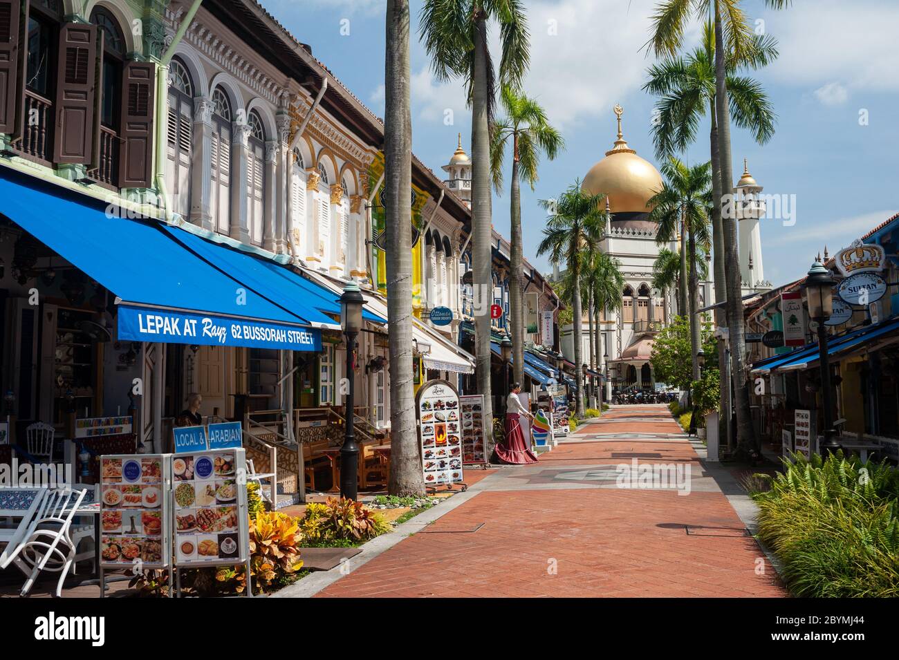 Arab street shops with palm trees hi-res stock photography and images ...