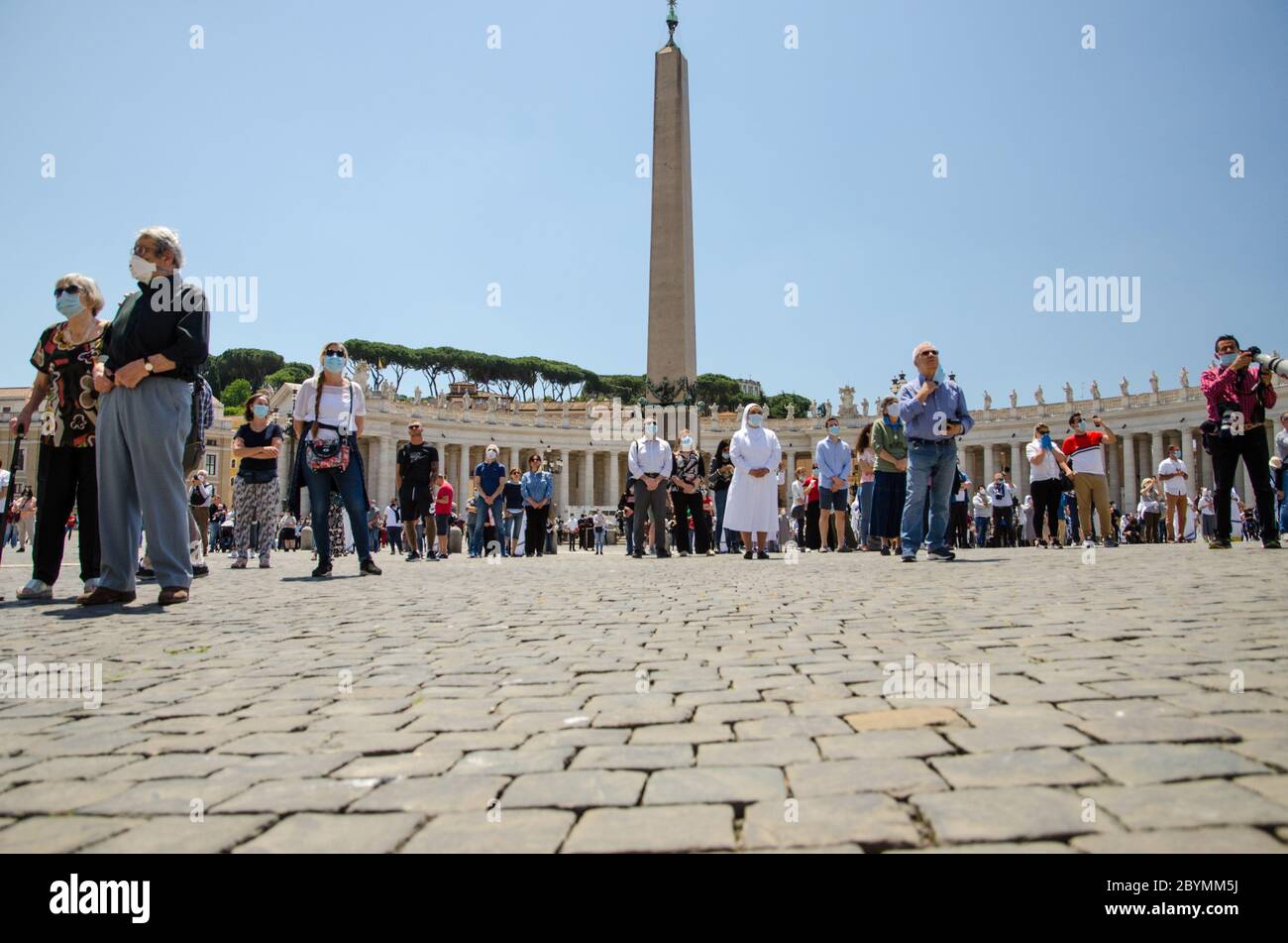 Vatican CITY. St. Peter's square during covid-19. Faithful await the ...