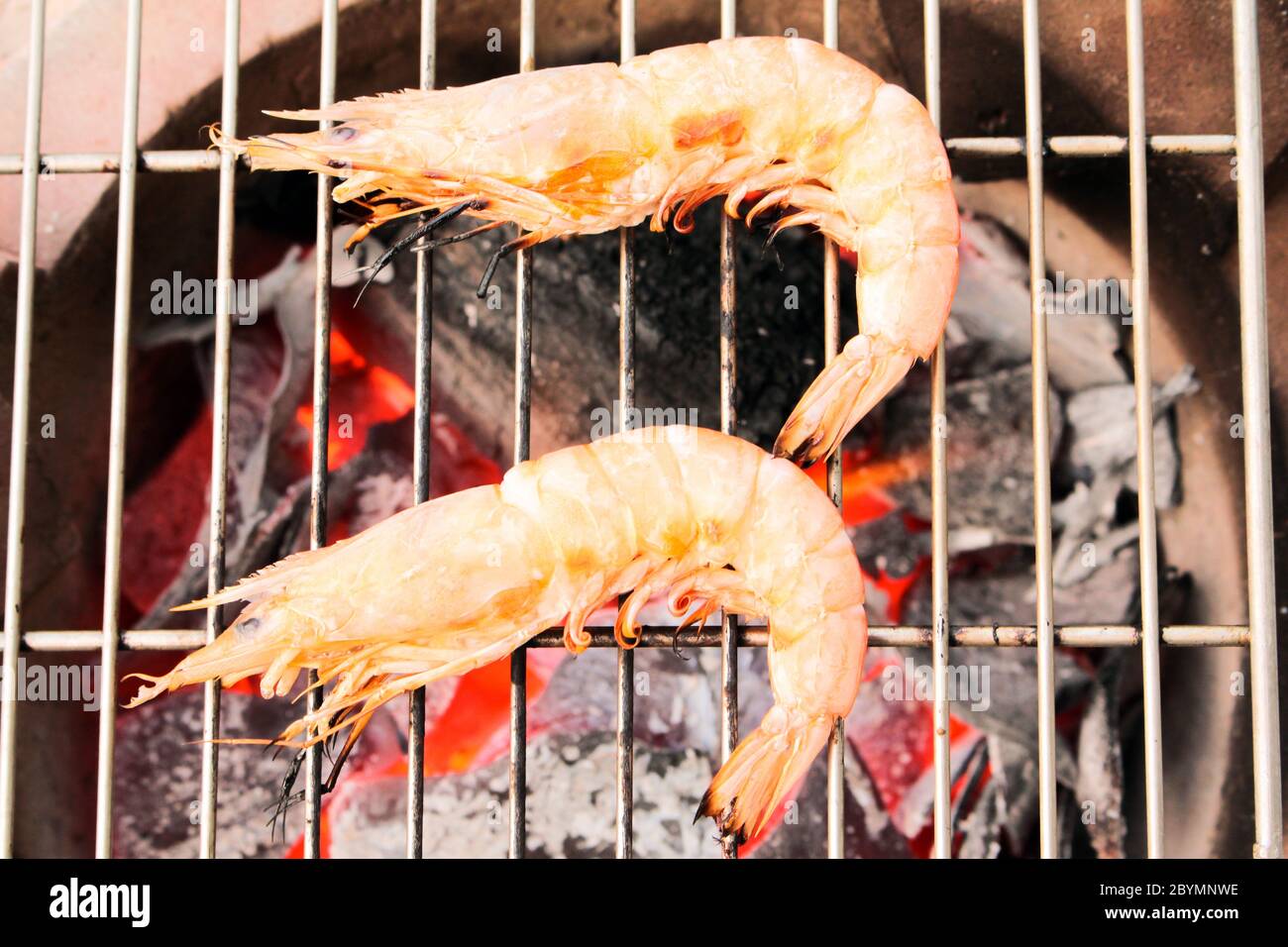 grilled fresh prawns on flaming seafood Stock Photo - Alamy