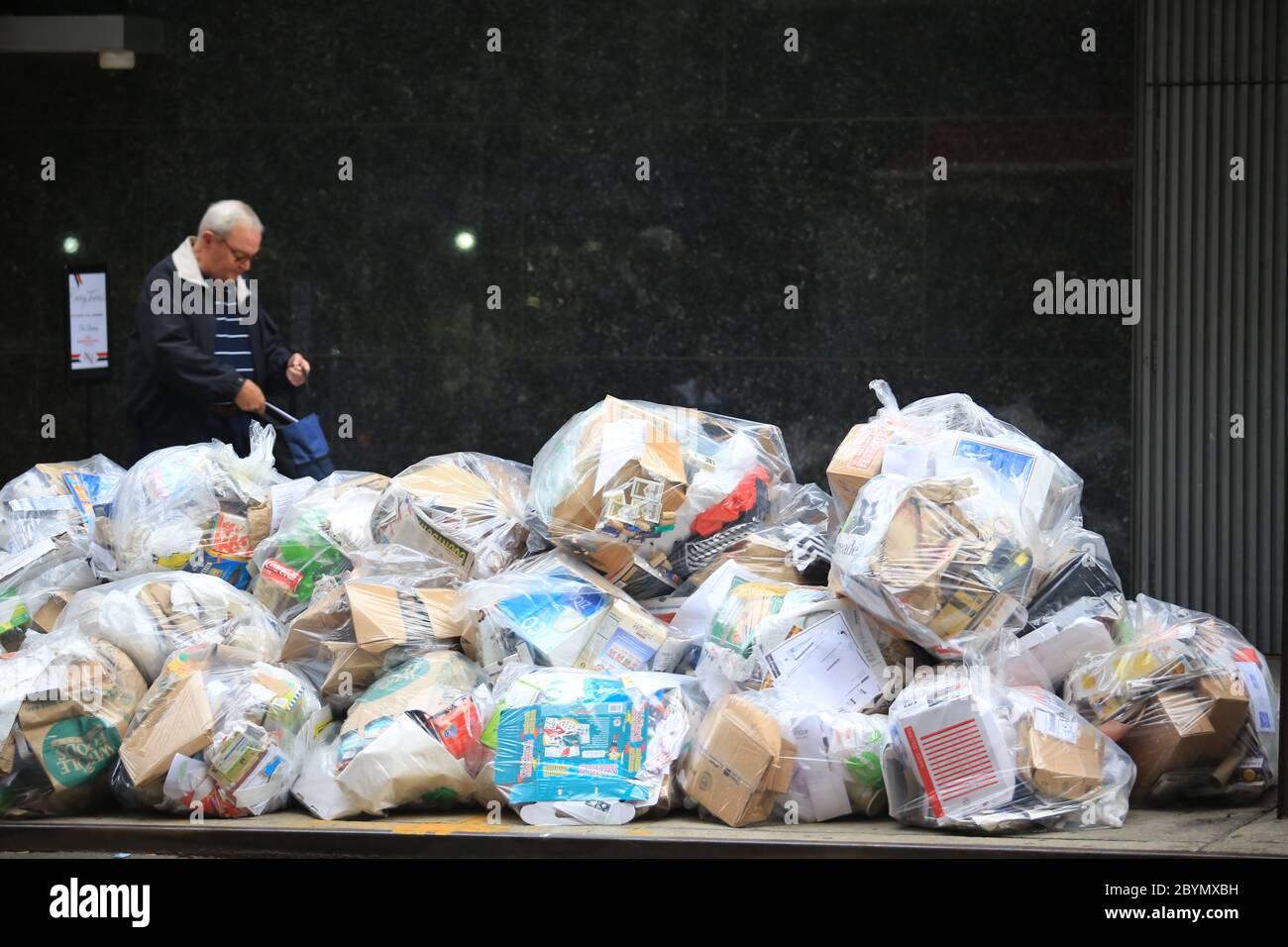 usa garbage on the street Stock Photo - Alamy