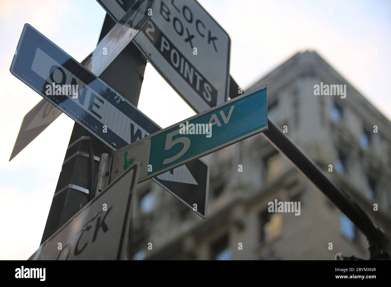 new york fifth avenue street road sign Stock Photo - Alamy