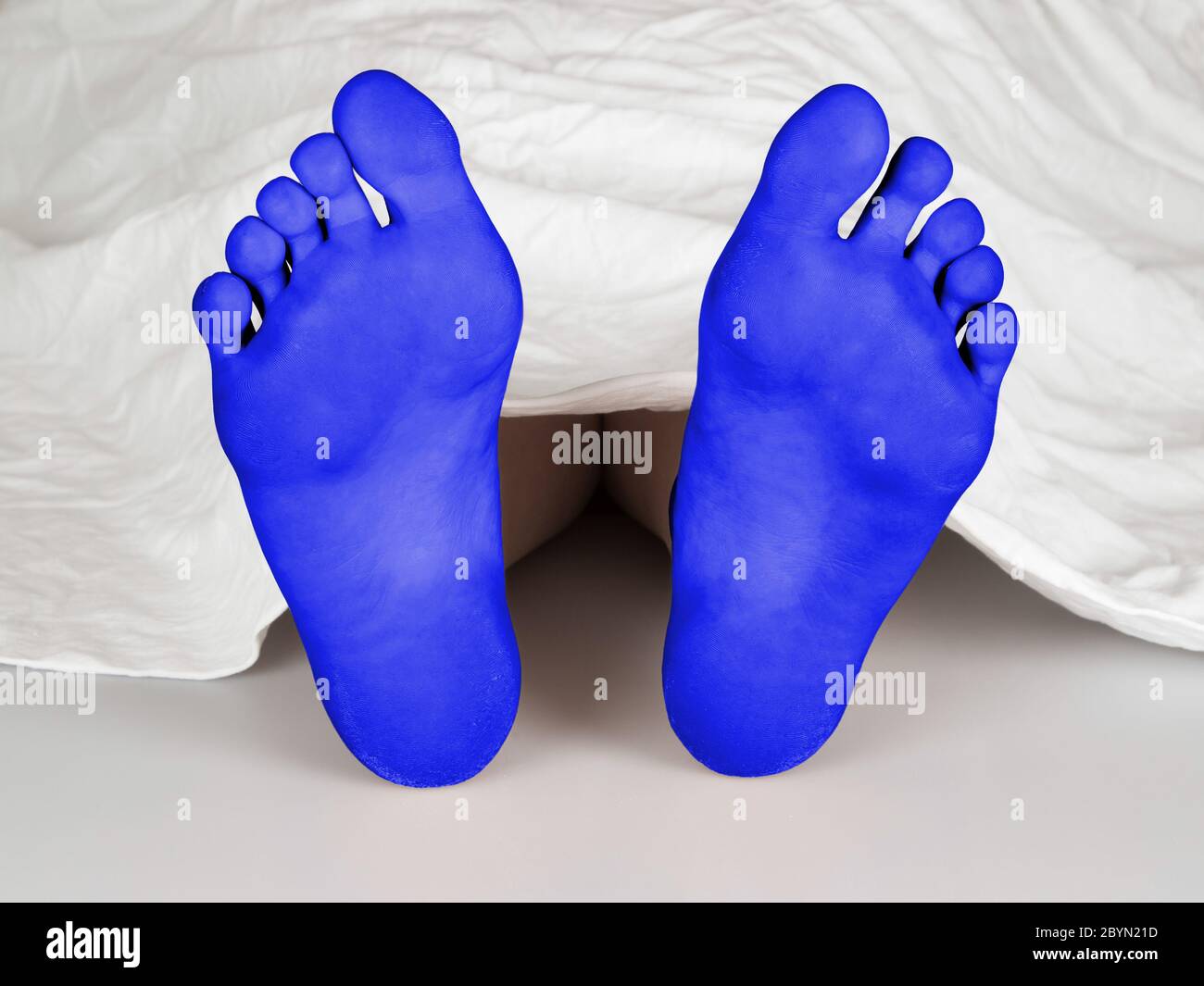 Body under sheet hi-res stock photography and images - Alamy