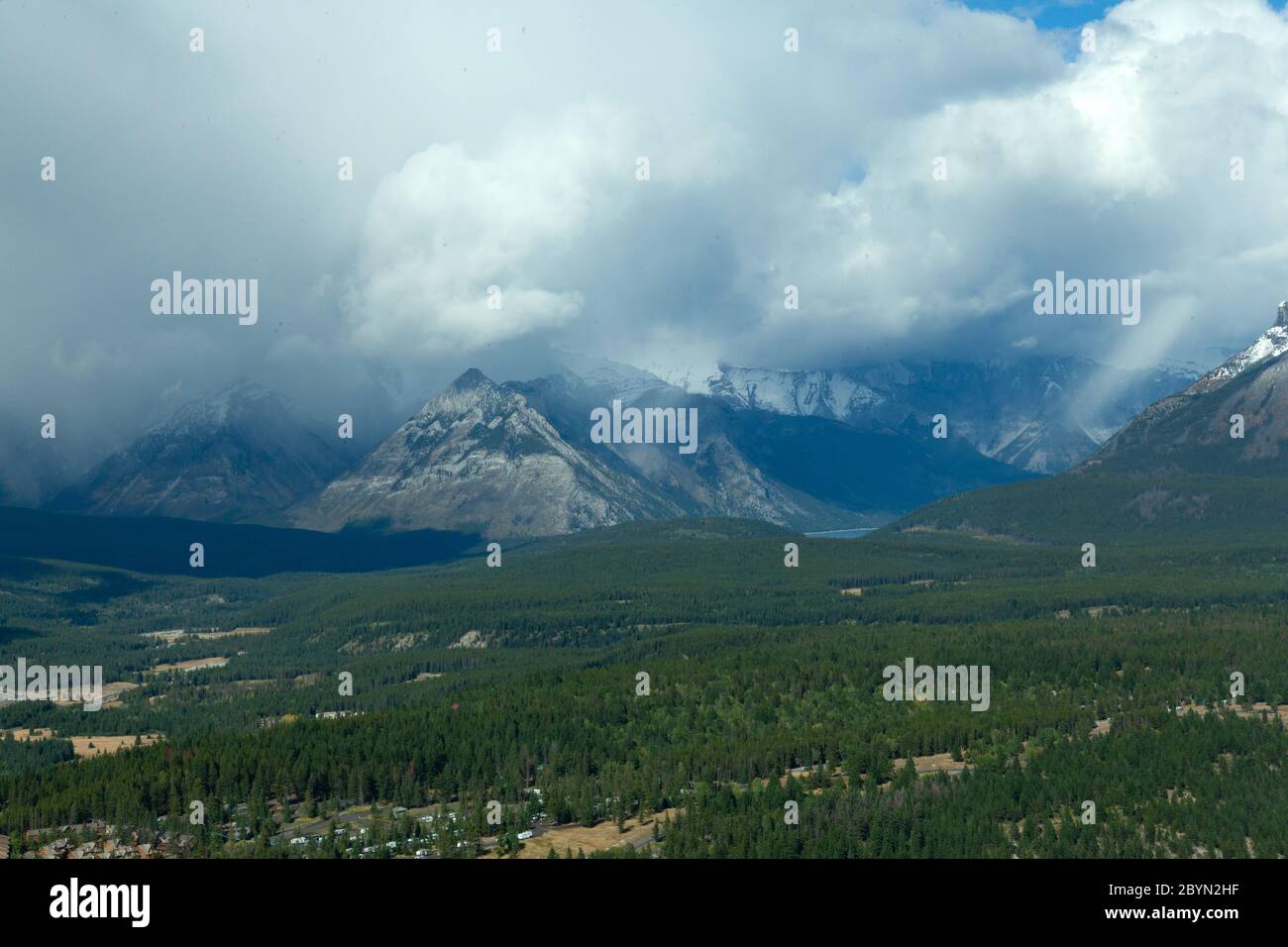 Mount rundle and tunnel mountain hi-res stock photography and images ...