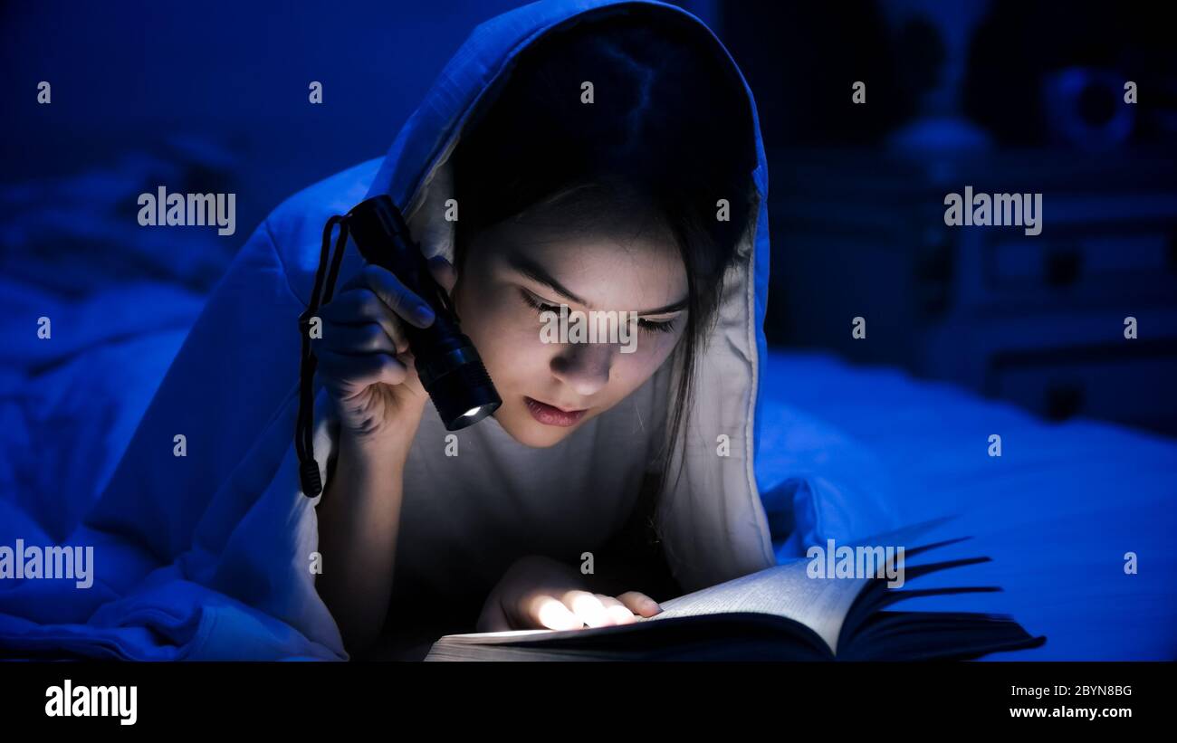 Reading bed children flashlight hi-res stock photography and images - Alamy