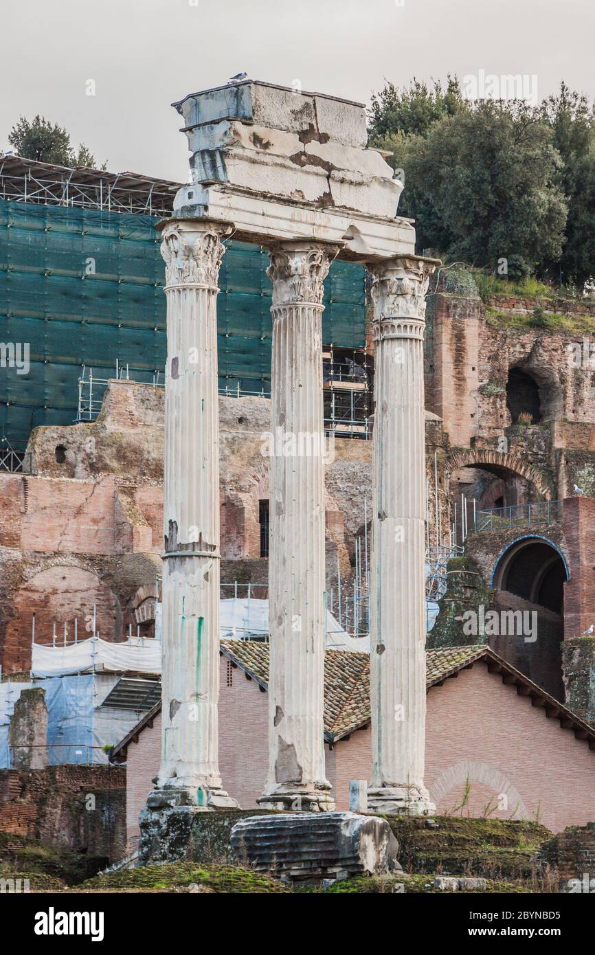 Roman ruins in Rome Stock Photo - Alamy