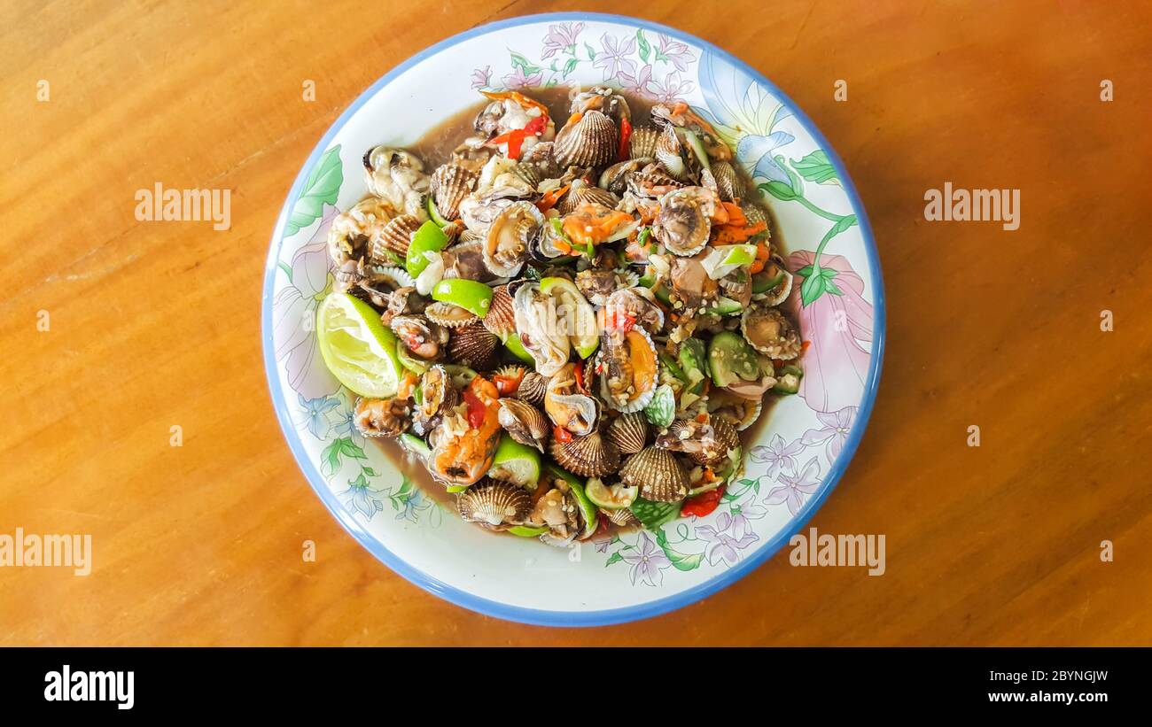 spicy cockle salad, yum hoi krang Stock Photo - Alamy