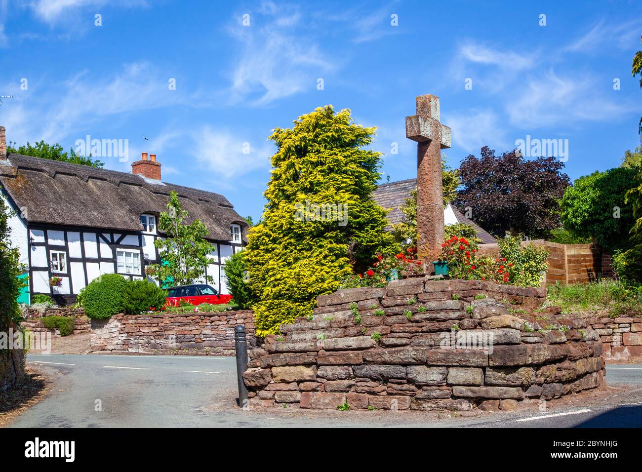 17th century stone cottage hi-res stock photography and images - Alamy