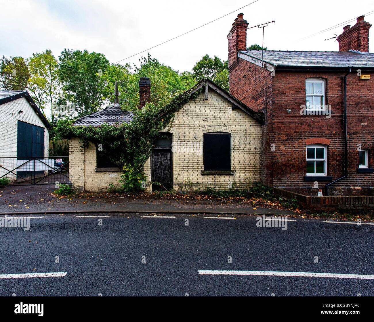 Overgrown cottage hi-res stock photography and images - Alamy