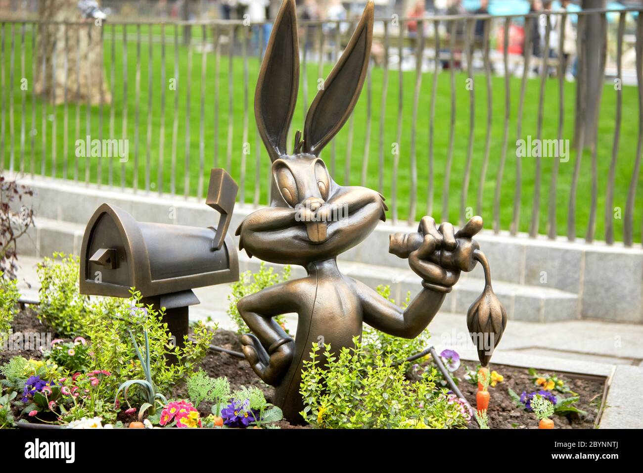 Bugs bunny hi-res stock photography and images - Alamy