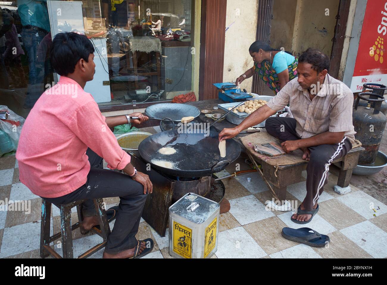 Indian pooris hi-res stock photography and images - Alamy