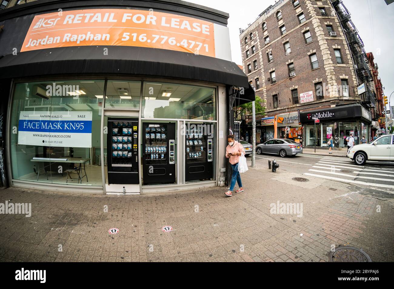 Small vending machine hi-res stock photography and images - Alamy