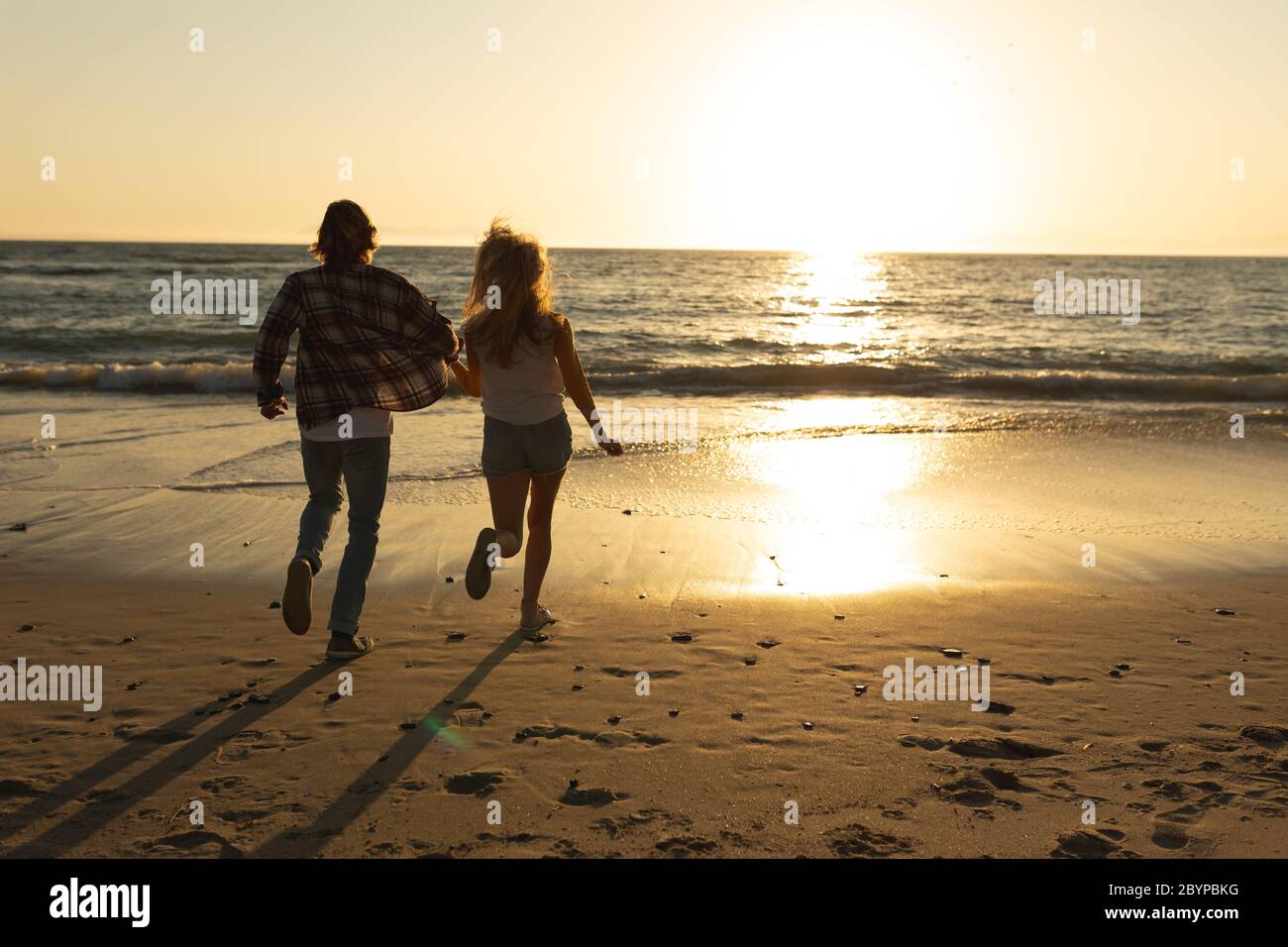 Man woman holding hands running hi-res stock photography and images - Alamy