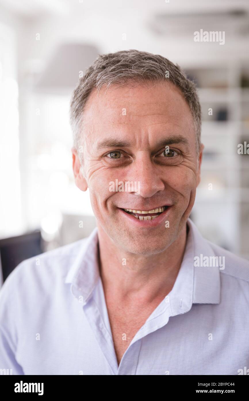 Smiling portrait hi-res stock photography and images - Alamy