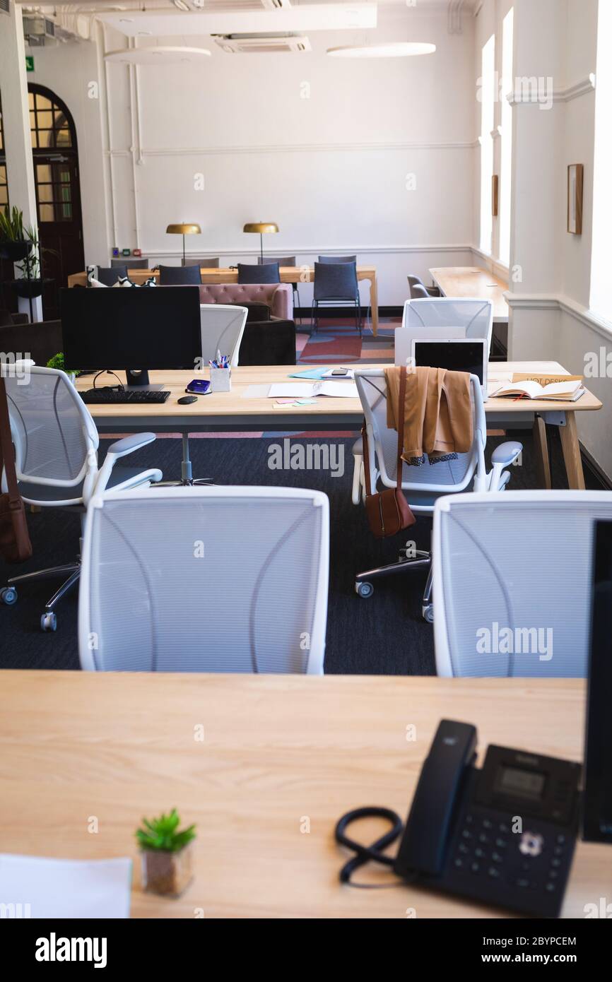 Empty office hi-res stock photography and images - Alamy