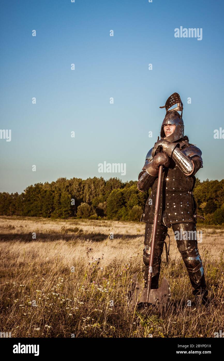 Medieval knights in shining armour hi-res stock photography and images ...