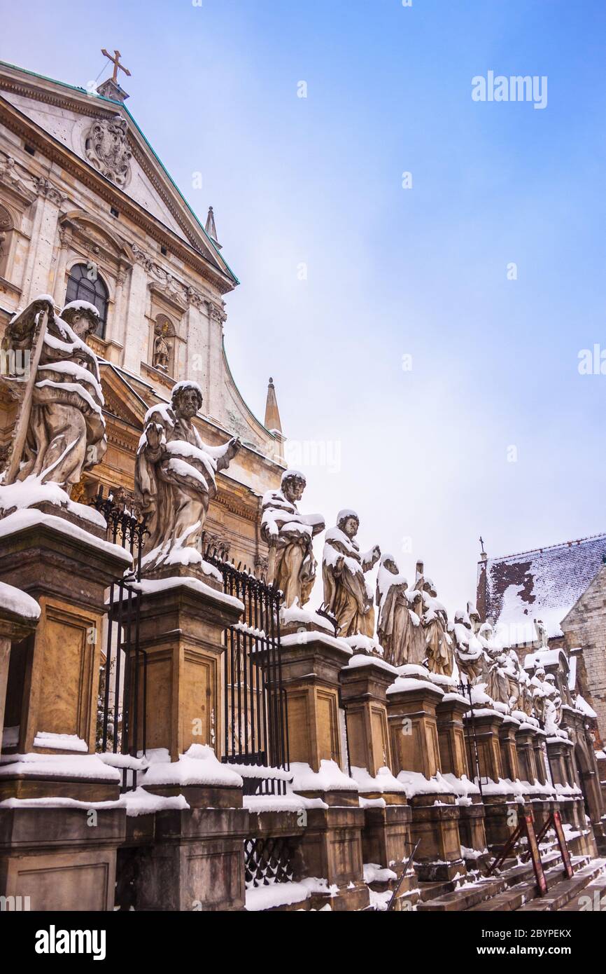 Statues of the 12 apostles hi-res stock photography and images - Alamy
