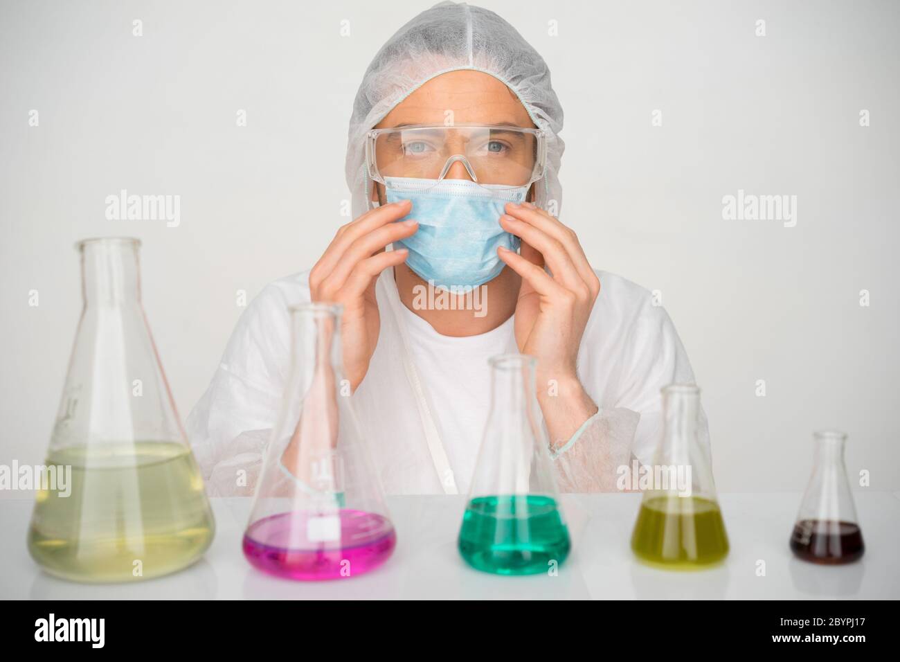 Technician working in a chemistry laboratory Stock Photo - Alamy
