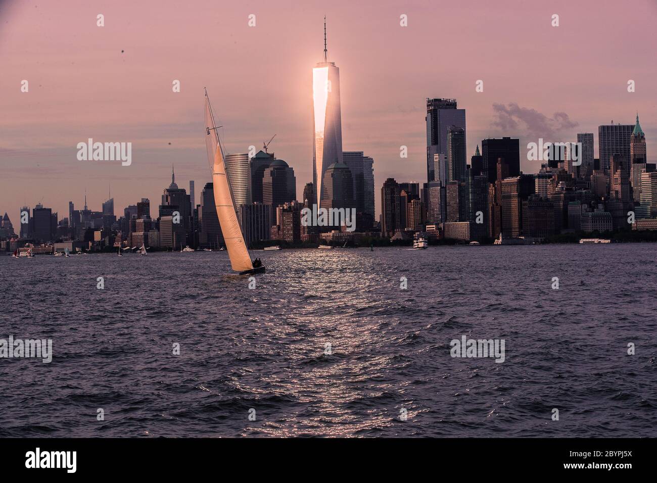 Sun reflects on skyscraper building in New York City Stock Photo - Alamy