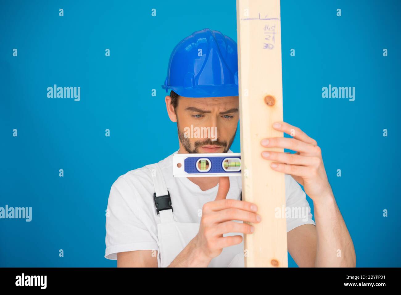 Workman using a spirit level Stock Photo - Alamy
