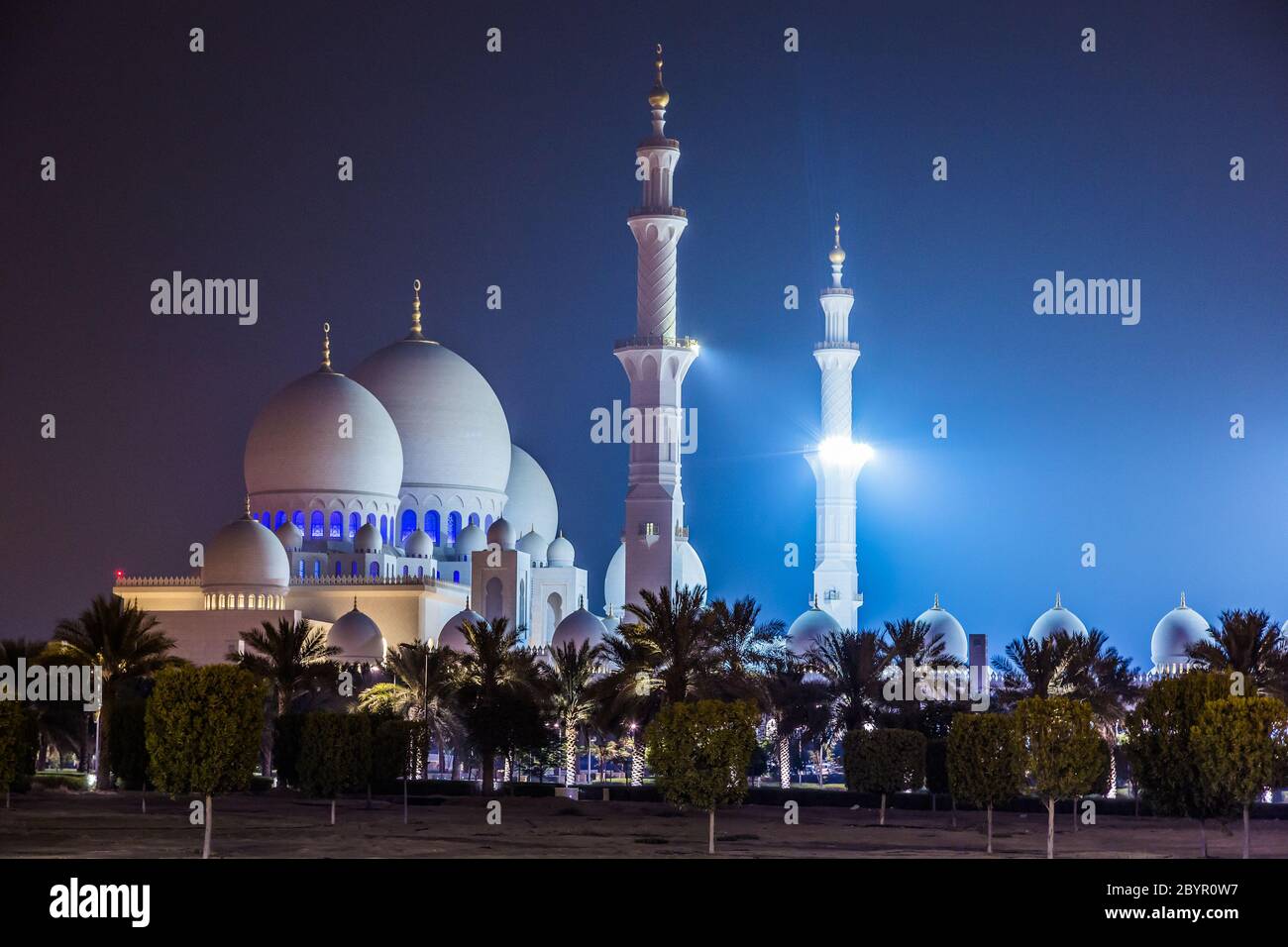 Sheikh zayed mosque night hi-res stock photography and images - Alamy