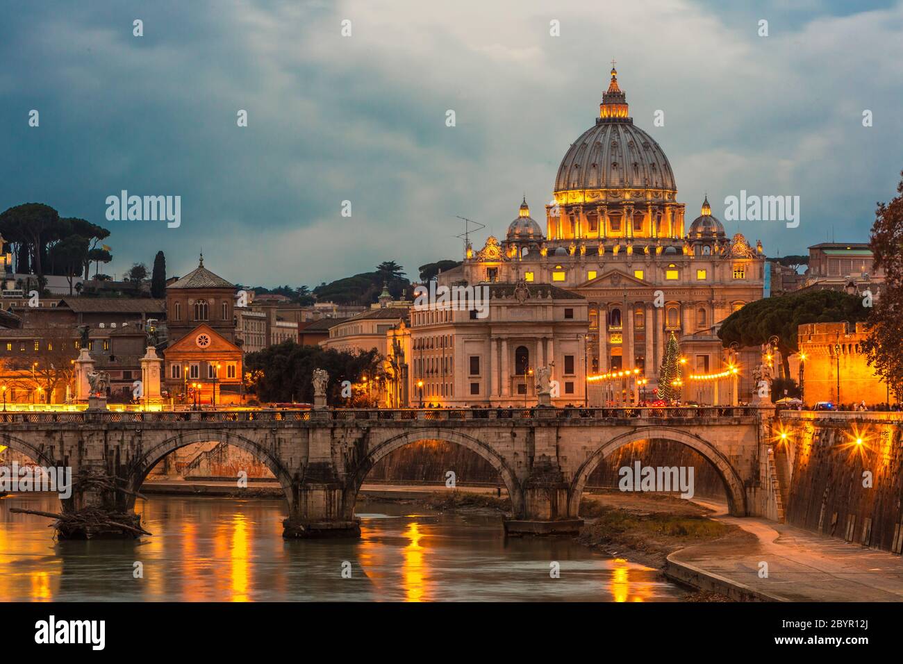 The tiber river and the vatican in rome hi-res stock photography and ...