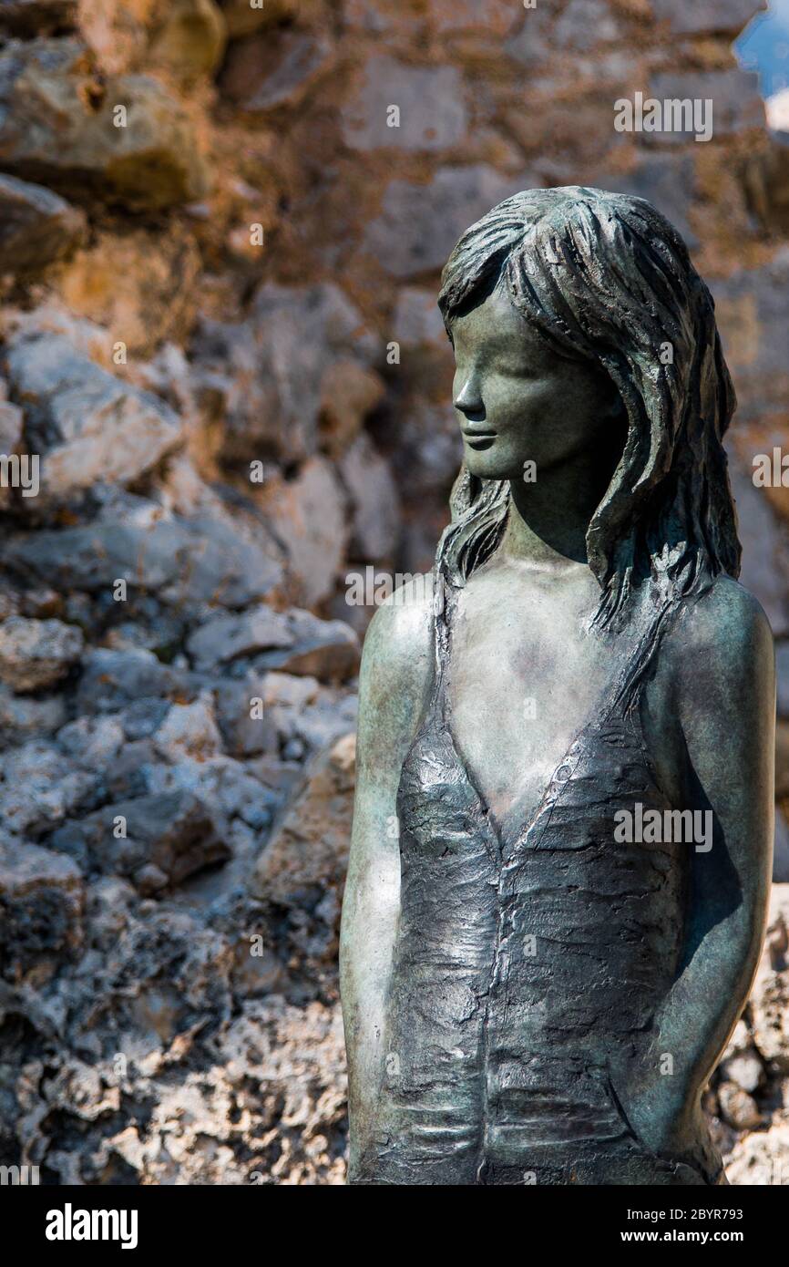 Grey statue hi-res stock photography and images - Alamy