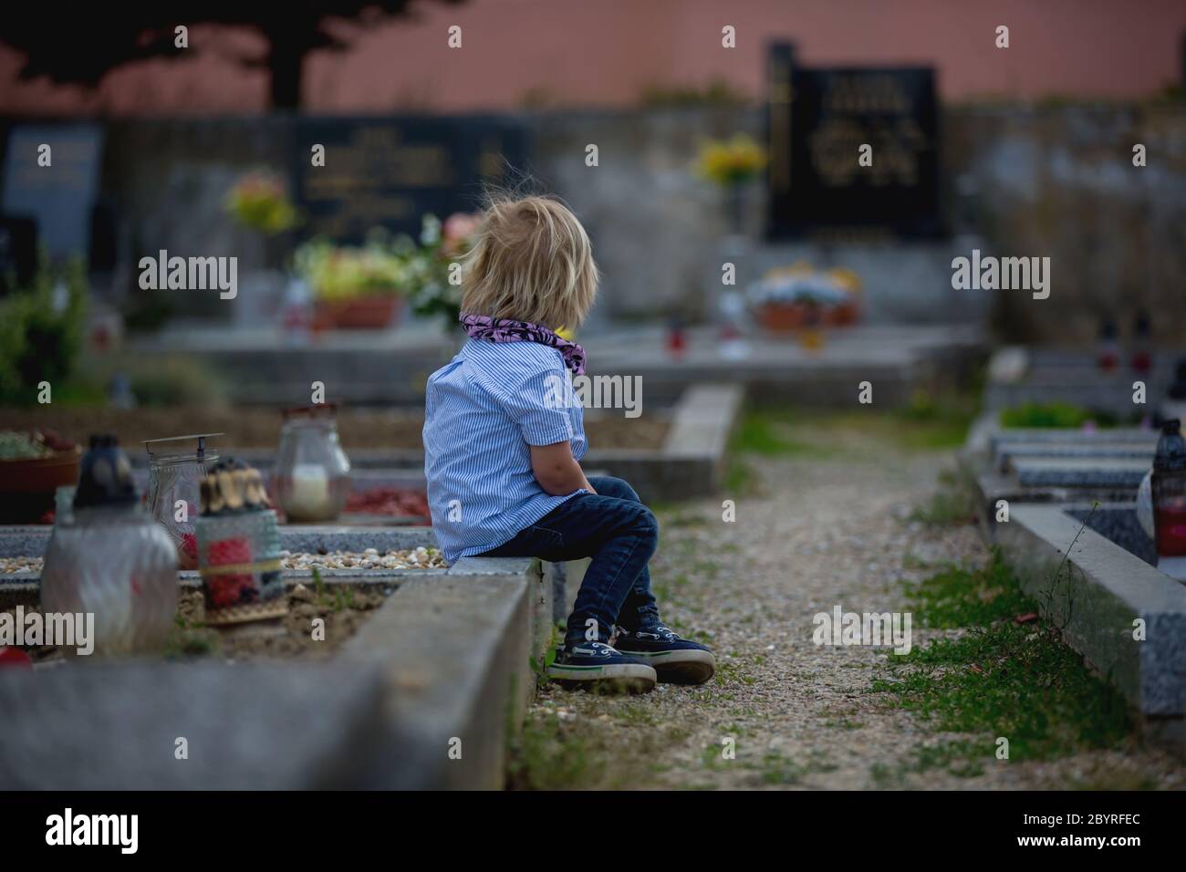 Sad girl in cemetery grave hi-res stock photography and images - Alamy