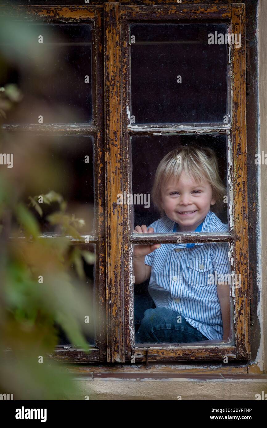 Sad child sitting from behind hi-res stock photography and images - Alamy