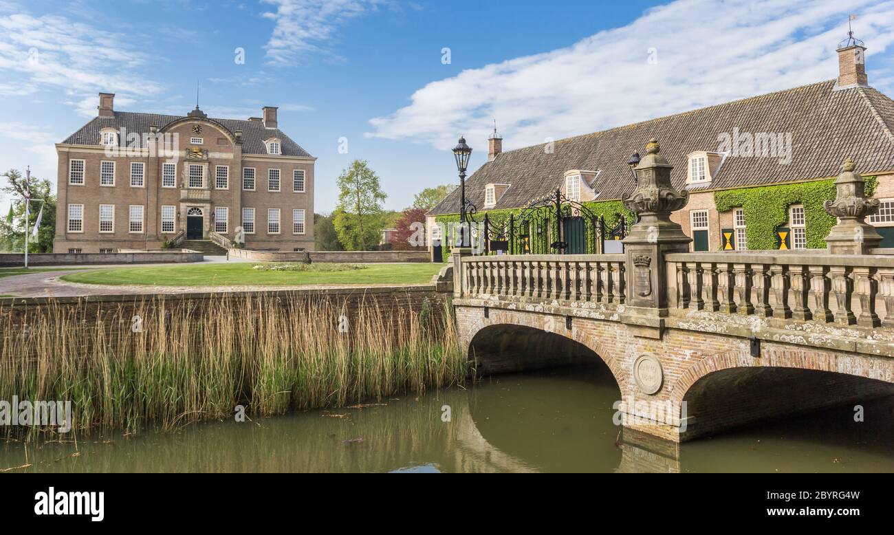 Bridge leading to the historic Eerde castle in Ommen, Netherlands Stock ...