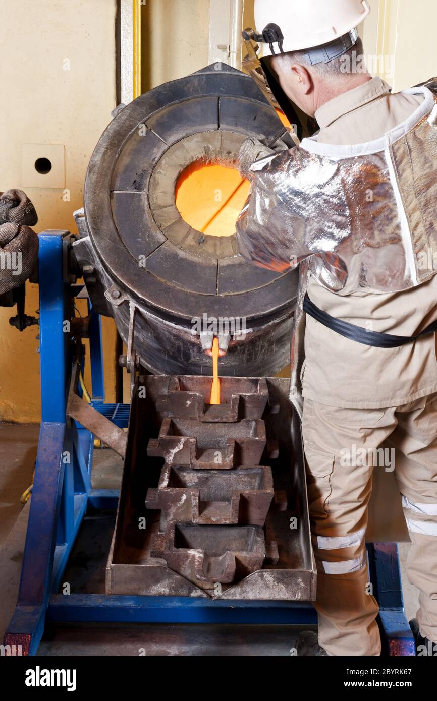 dump gold bullion Stock Photo - Alamy