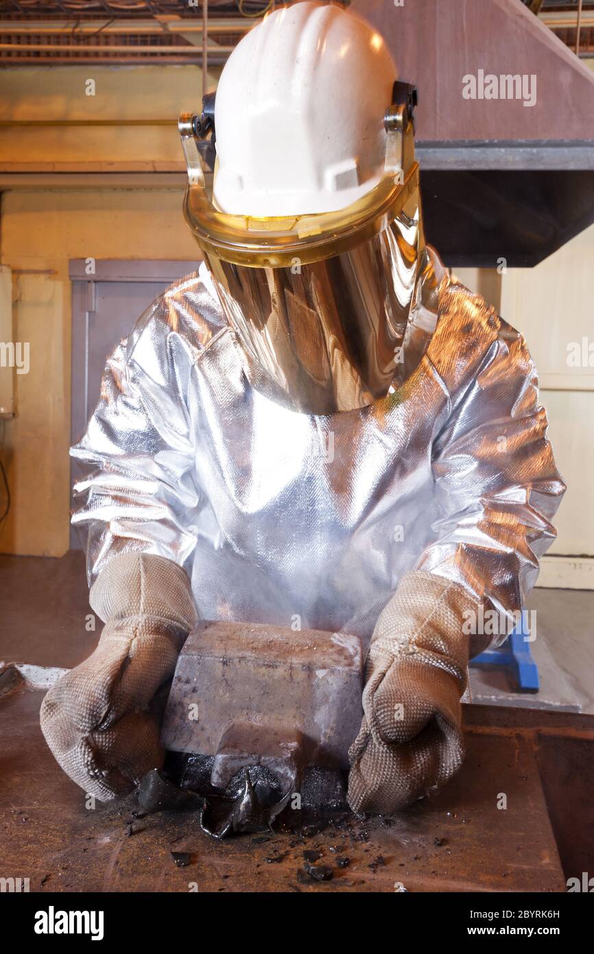 dump gold bullion Stock Photo - Alamy