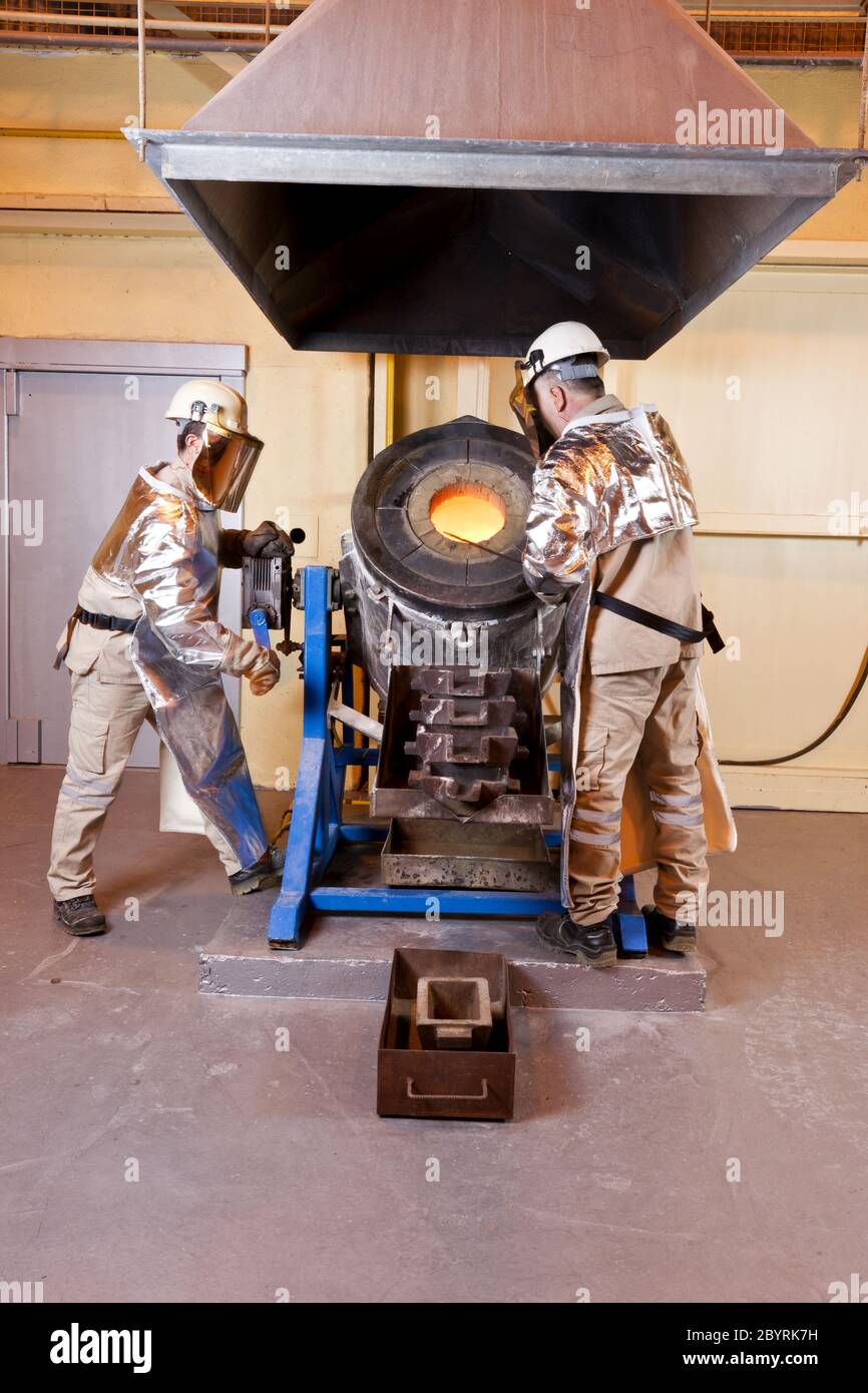 dump gold bullion Stock Photo - Alamy