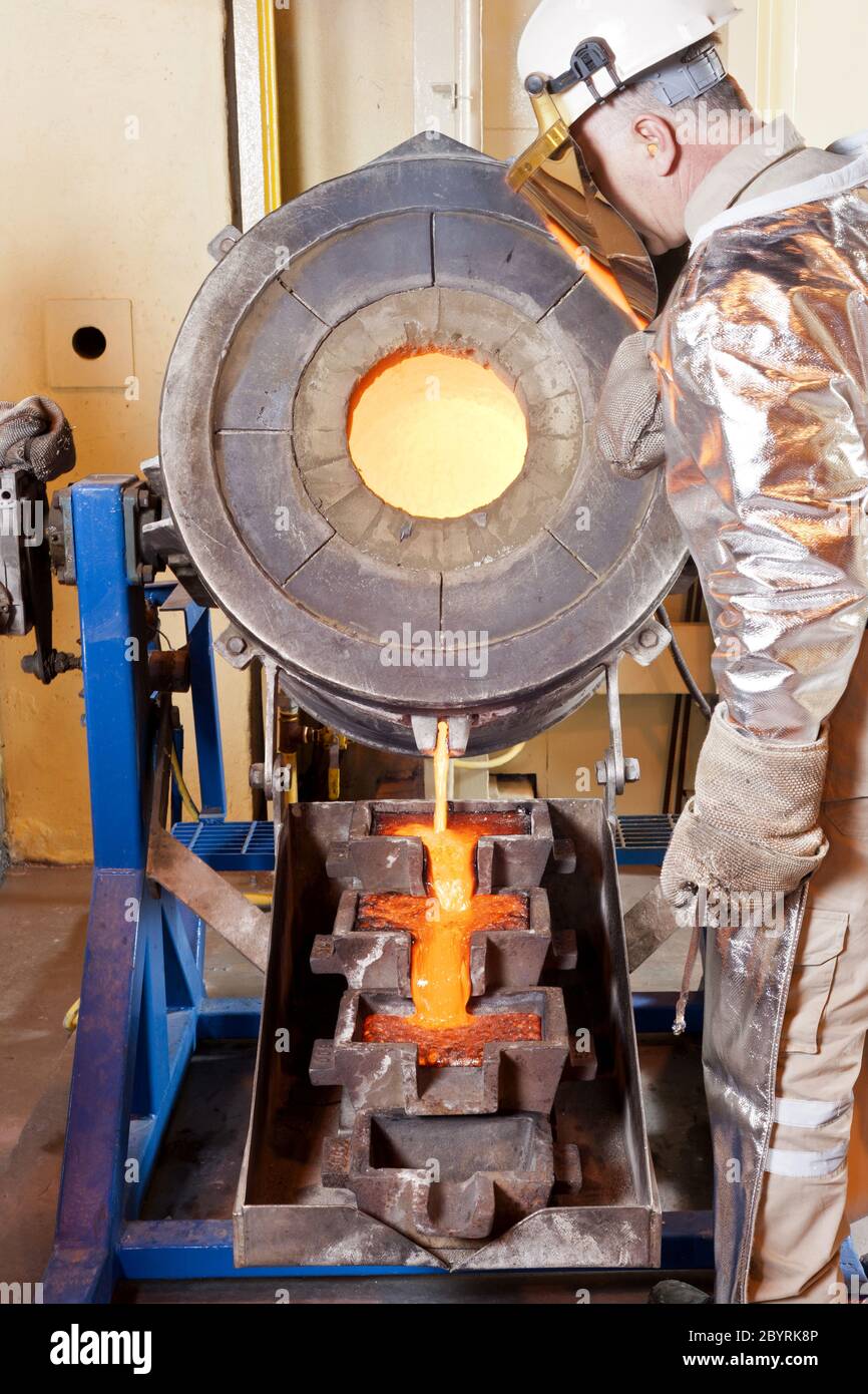 dump gold bullion Stock Photo - Alamy