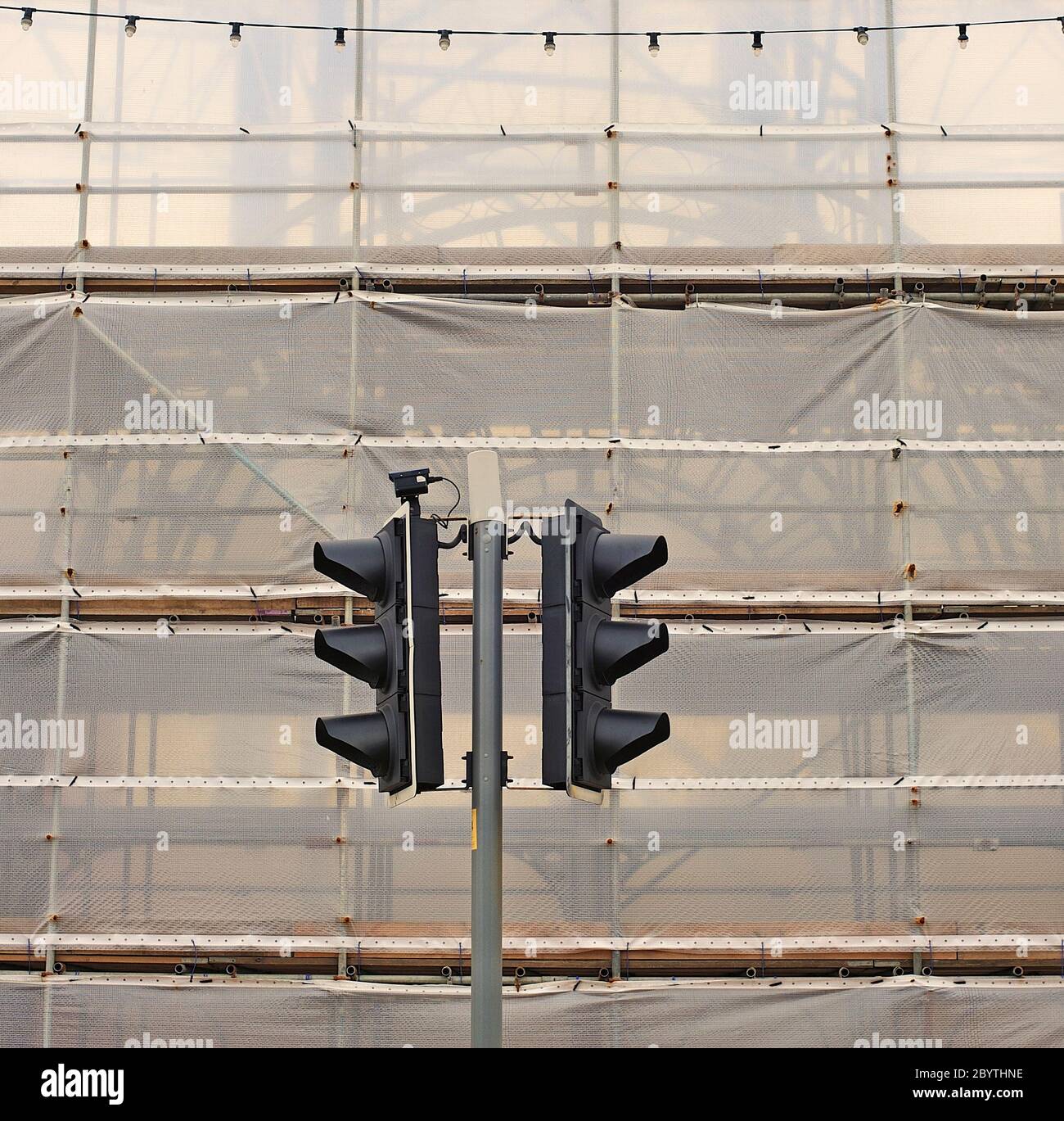 Building wraps hi-res stock photography and images - Alamy