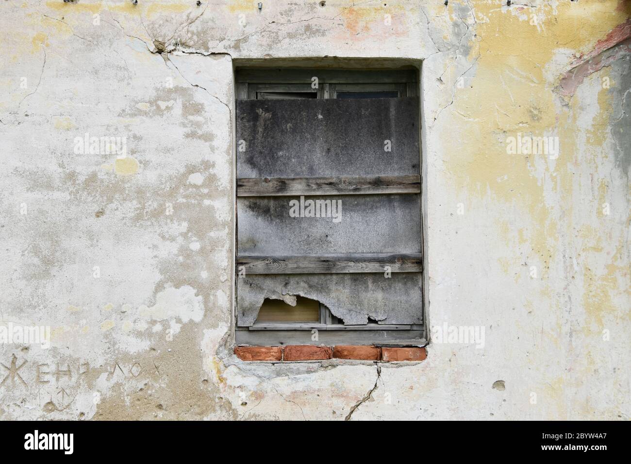 Boarded building window with burnt discolored planks Stock Photo - Alamy