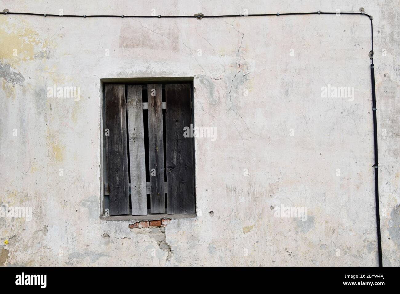 Boarded building window with burnt discolored planks Stock Photo - Alamy
