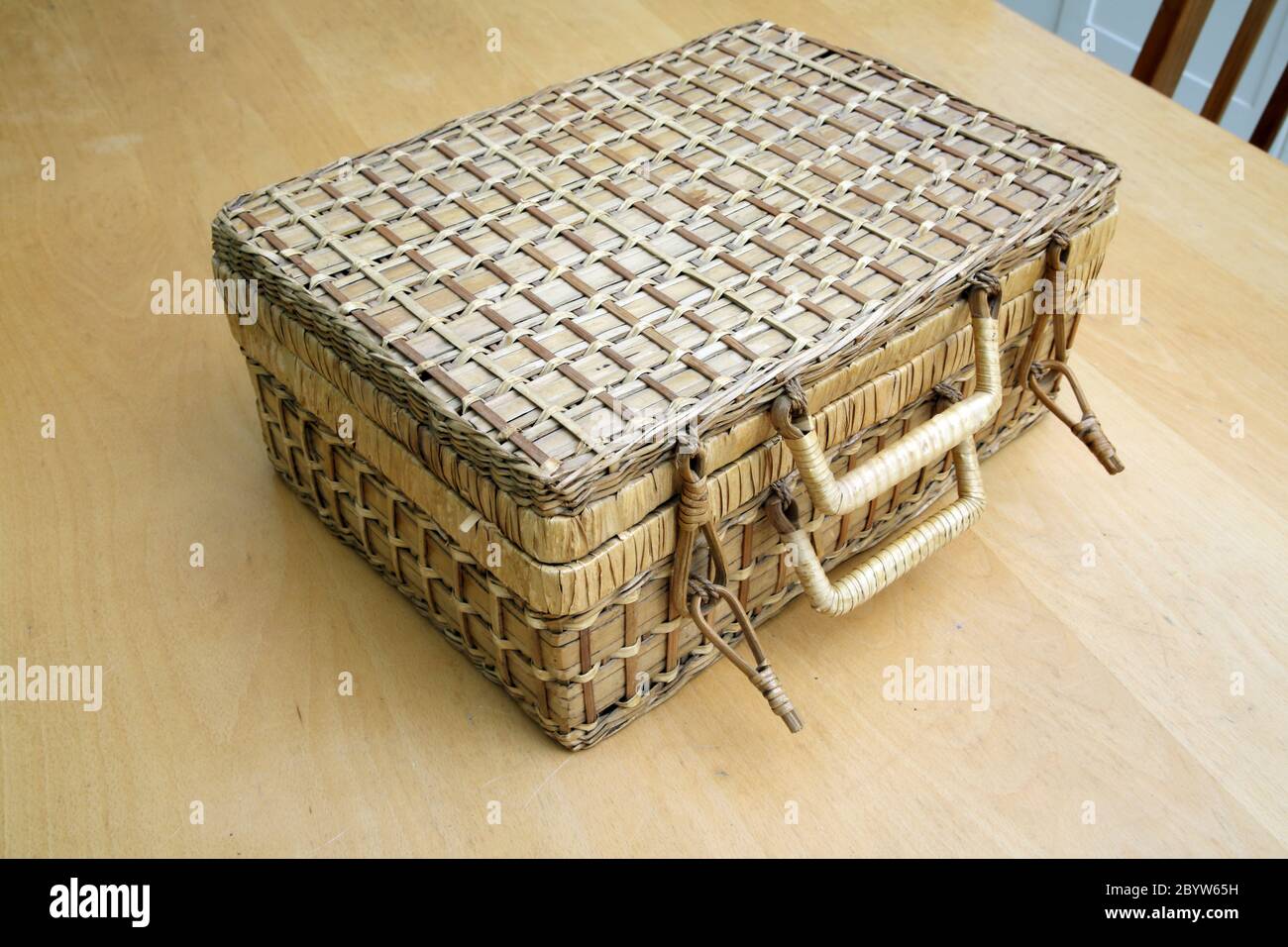Wicker Picnic Basket Stock Photo - Alamy
